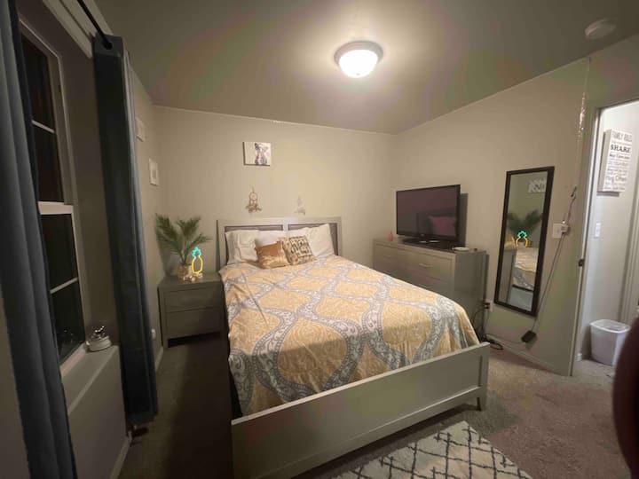 Modern Quiet Bedroom Comfy Queen Bed In Twin Falls - Twin Falls, ID