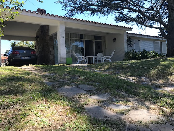 Chalet: Cantegril: 4 Dorm. 3 Baños, Barbacoa,wifi - Uruguay