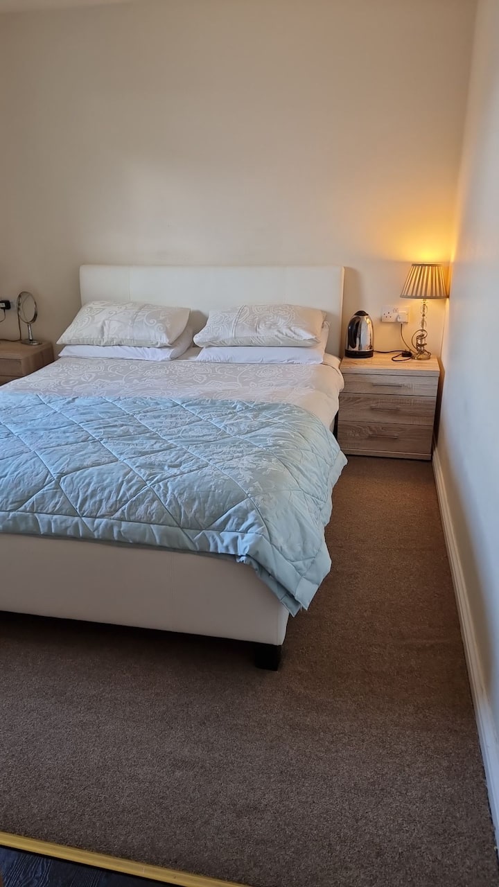 Central
King-size Ensuite Bedroom Drip Rd - Stirling