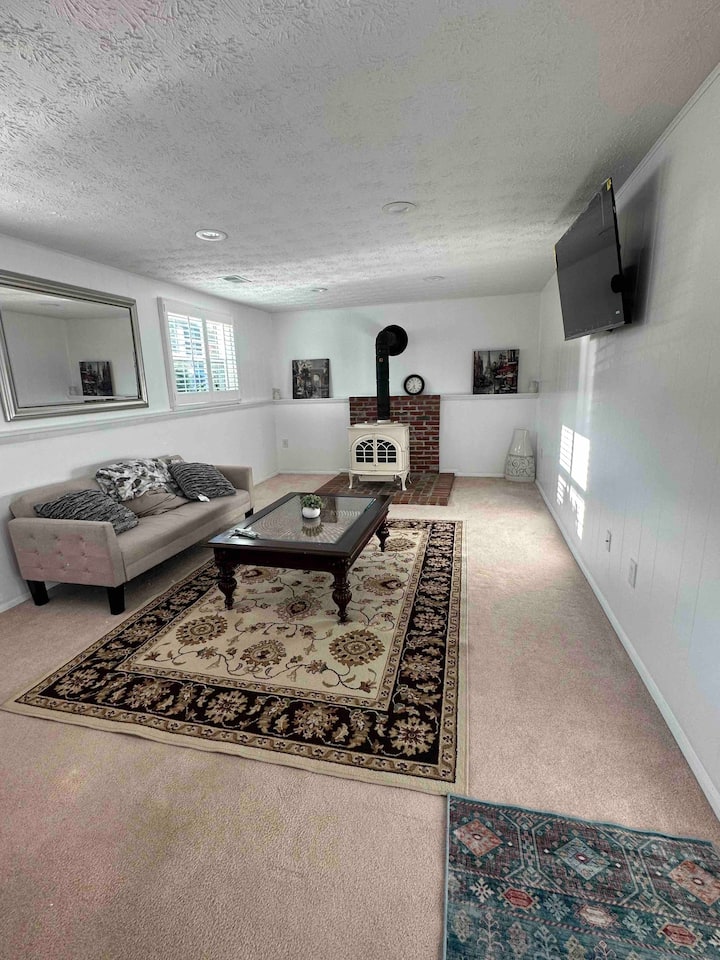 Spacious Lower Level Blue Room With Shared Bath - Leesburg