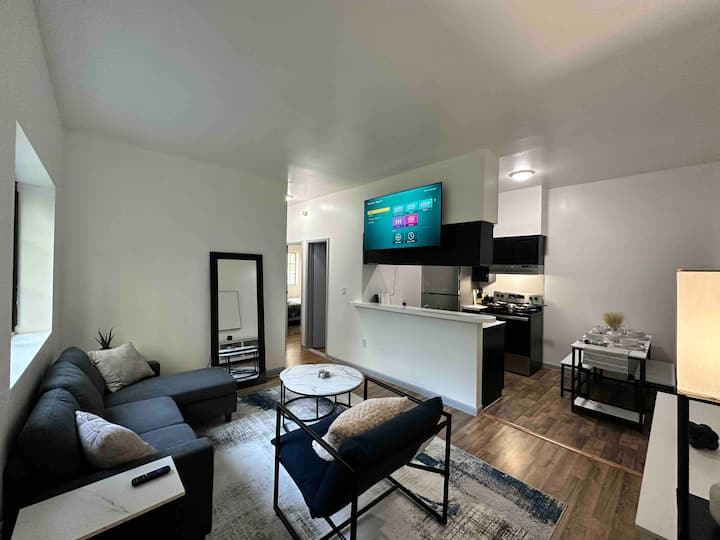 Great Value Style, Queen Beds + Parking! - C7 - Rotterdam, NY