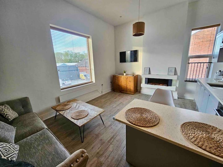 Urban Oasis: 2 Bed Flat - Oldham