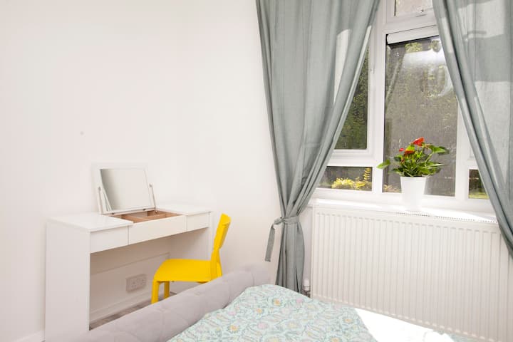 Desirable, Modern West London Apartment - Hammersmith - London