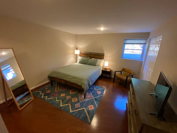 Master Br W/ Private Bath - Walk To Inova! - Fairfax, VA