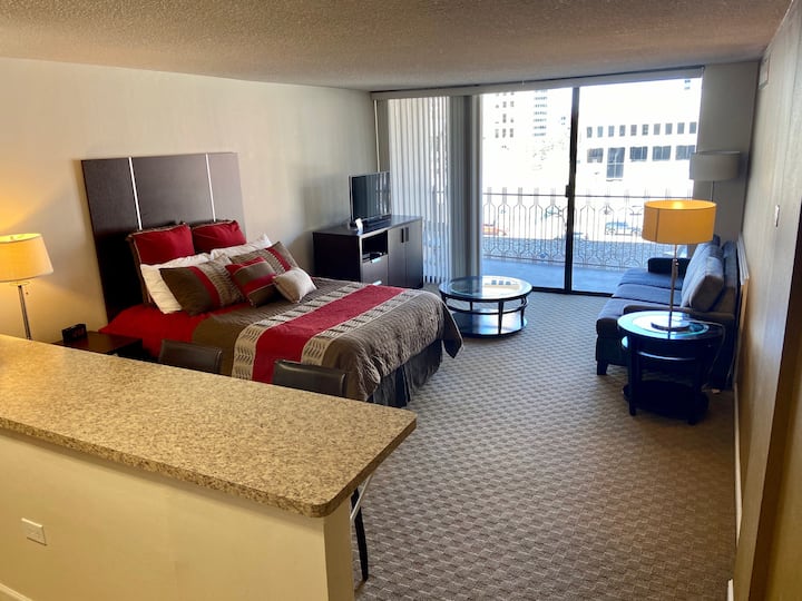 Downtown Studio W/private Balcony! Brooks Tower 4f - Denver, CO