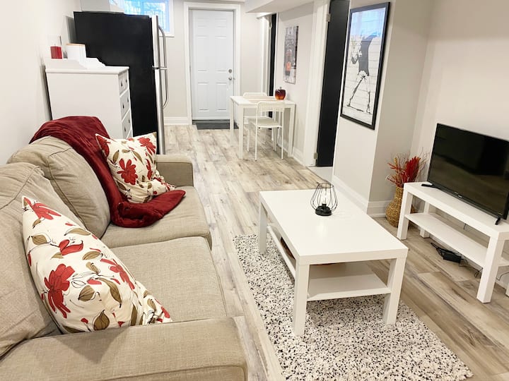Bright, Modern Charming Suite W/private Entrance - Hamilton