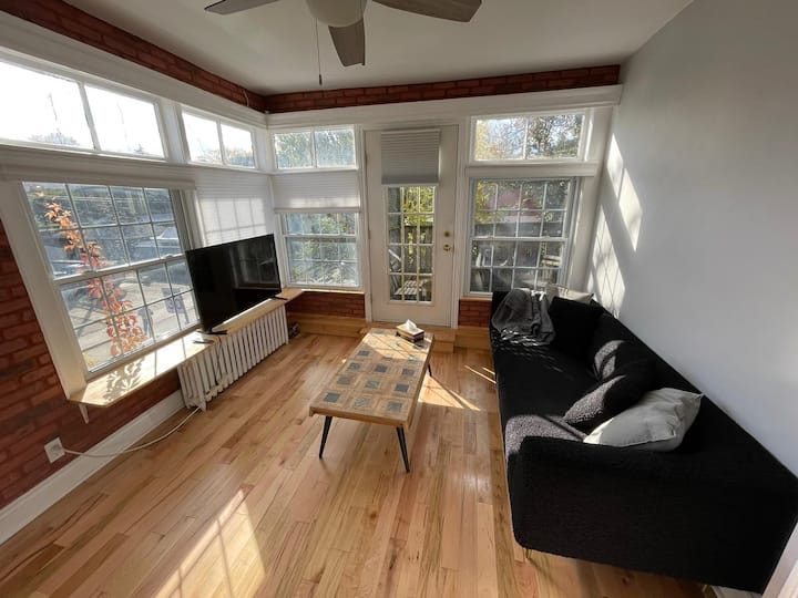 Rooms In A Bright 2 Brm By Uoft+working Are - Toronto, ON