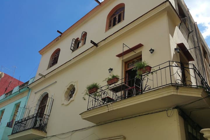 El Viajero- In The Heart Of Old Havana - Cuba