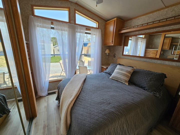 Lake Breeze Retreat Sleeps Up To 7 - Plattsburgh, NY
