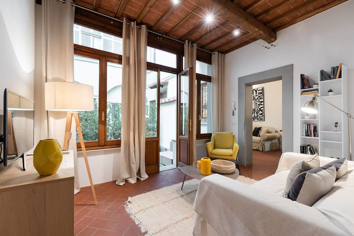 Private Courtyard In Santa Croce Firenze - Florens