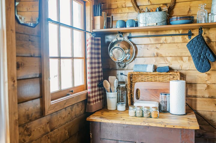 Snuggle Inn - Farm Stay Cottage - Stettler