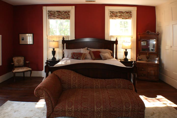 Historic 1844 Dot 2 Dot Inn, The Red Room - Eatonton, GA