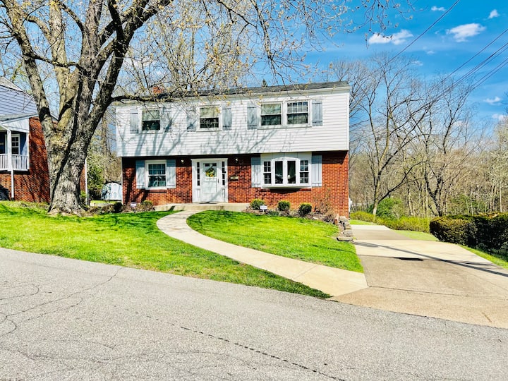 5 Bedroom Home With Stocked Gameroom Close To City - Monroeville, PA