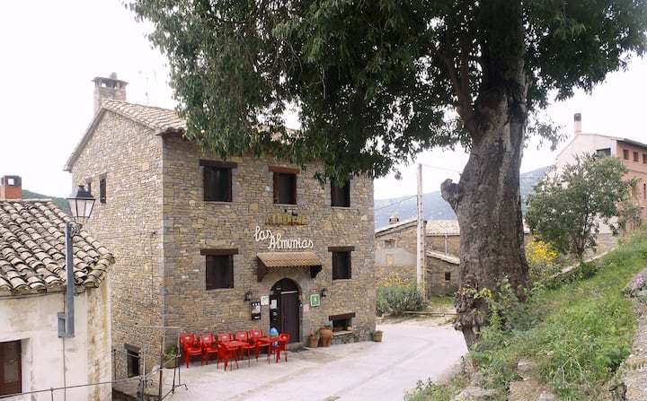 Habitación Doble Con Baño Privado En El Albergue - Alquézar