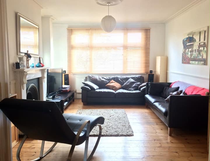 Lovely Bright And Airy Loft Bedroom. - Barnet