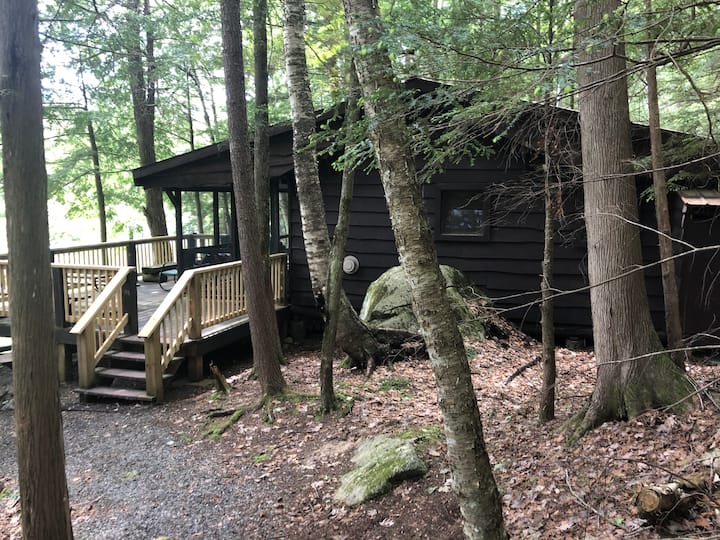 Simple Charming Waterfront Housekeeping Cabin - Saranac Lake, NY