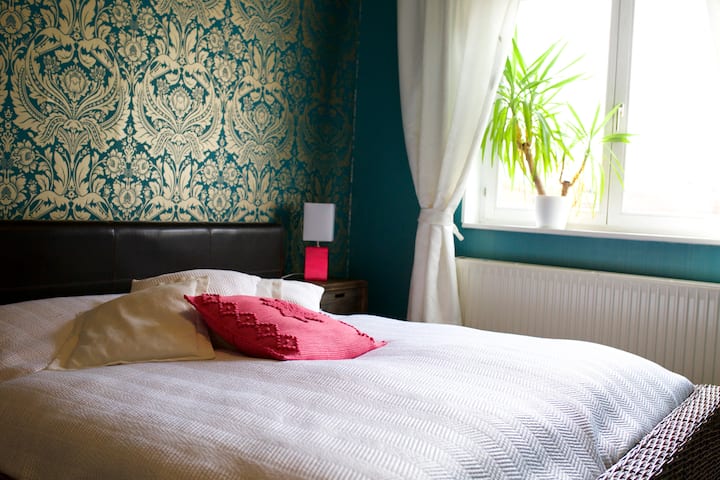 Modern & Comfy | 5★ Location | ♕King Bed + Parking - Kelsterbach