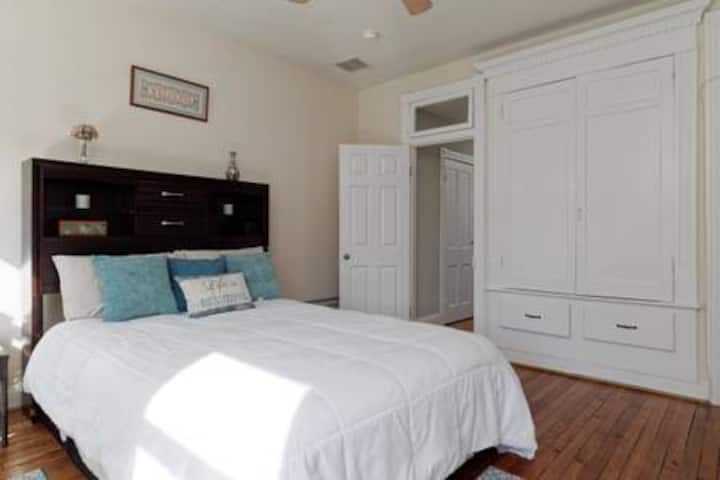 Baltimore Patterson Park Townhouse - Baltimore, MD
