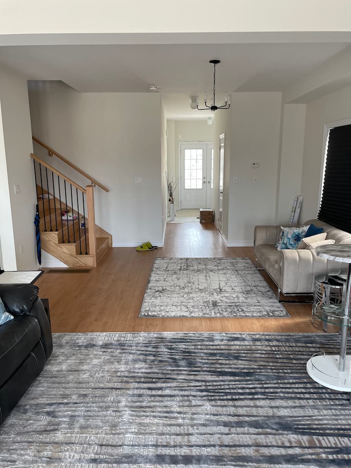85 Inch Tv Shared Space 4 Bedroom Home In Welland - Welland