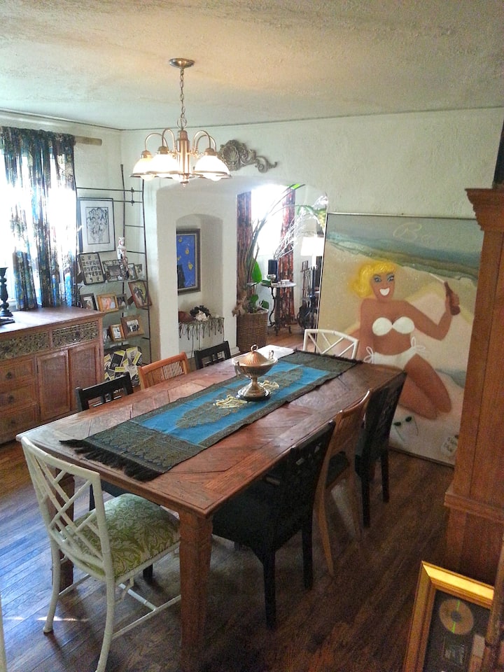 Gorgeous Central Large Room In Home - Beverly Hills, CA