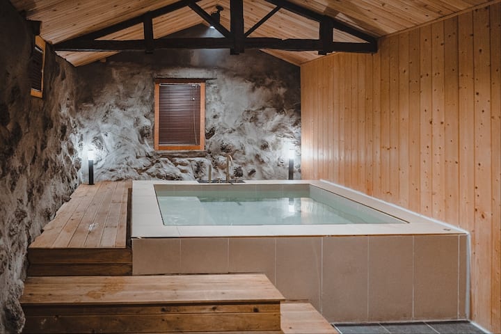 곽지해변 도보3분 · 돌담 독채 · 프라이빗 자쿠지 · 프라이빗 돌담마당.바베큐.불멍가능 - Jeju-si