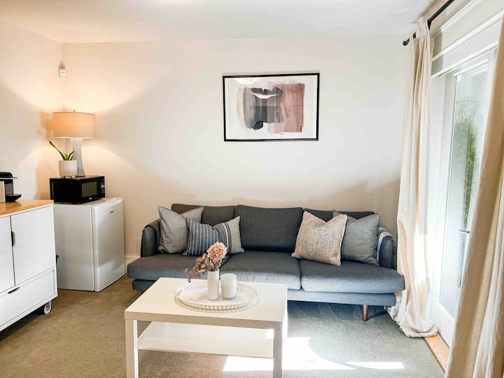 Private 1-bedroom Cedar Cottage Suite With Patio - 