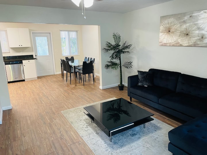 2 Bedrooms Apartment - Aventura