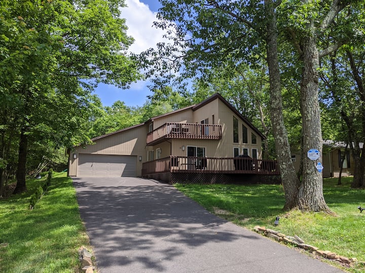 Modern Mountain Chalet: Lake, River, Bikes, Kayaks - Jim Thorpe, PA