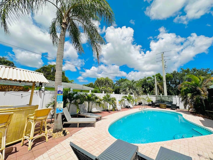 Tropical Oasis Pool Home, Close To Beach&downtown - Melbourne, FL