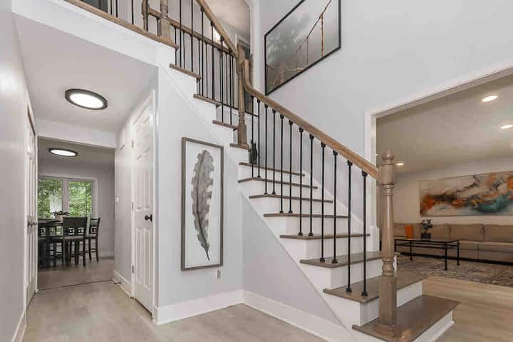 Spacious Welcoming Home Hot Tub And Ev Charger - Avon, OH