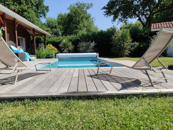 Villa Avec Piscine Chauffée Et Sécurisée Comprenant 3 Chambres Dont 1 Suite Parentale, 1 Chambre Enfant Et 1 Chambre Bébé. 
Idéale Pour Couple Avec Enfants. 
À 5 Min Du Lac De Biscarrosse Et 10 Min De  Biscarrosse Plage Dans Un Cadre Boisé Au Calme. - Sanguinet
