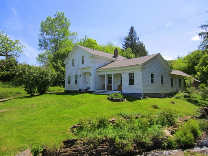 1850 Country Home & Gardens - Davenport, NY