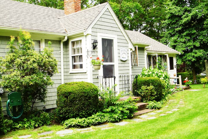 Charming Bright Cottage With Beach Pass - Mashpee, MA