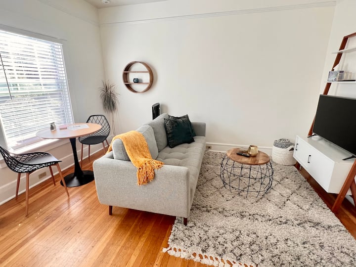*Sunny & Modern Apartment* Getaway/work From Home - Oakland, CA