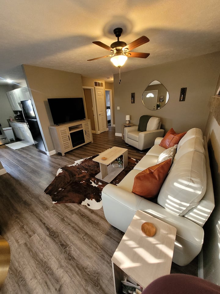 Long Branch Country Cottage - Eldorado, IL