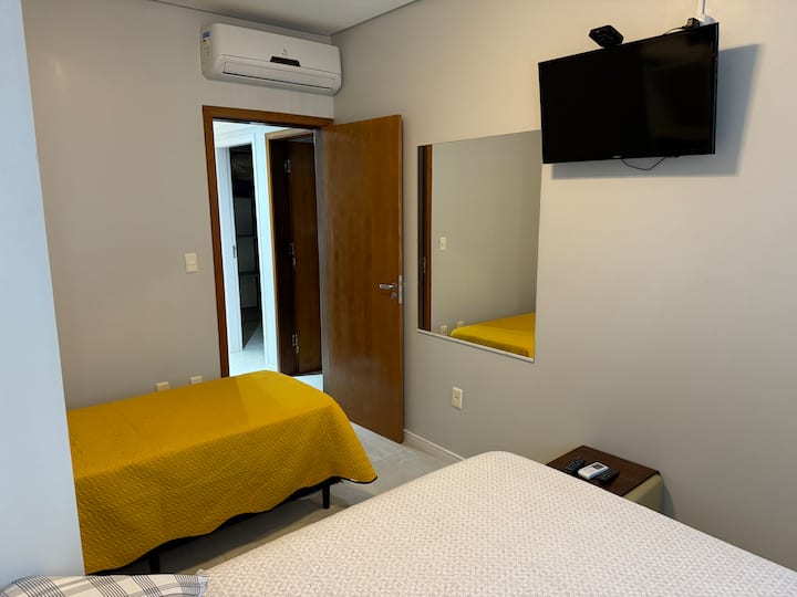 07 Quarto Confortável Elevador, Banho Privativo - Joinville