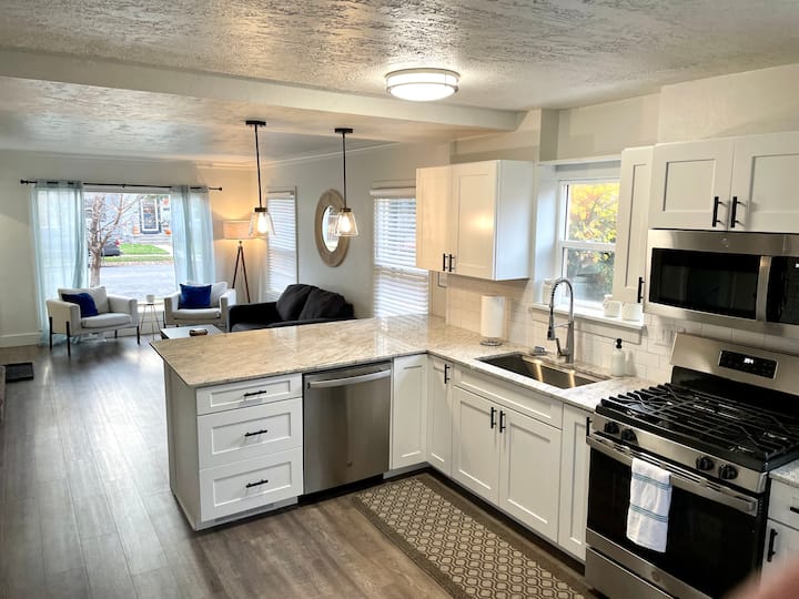 University Home - 1 Block To Isu W/ Backyard - Pocatello, ID