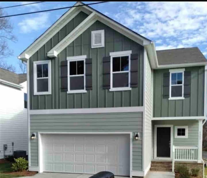 Spacious Uptown 4br Home Near Stadium Free Parking - Charlotte, NC