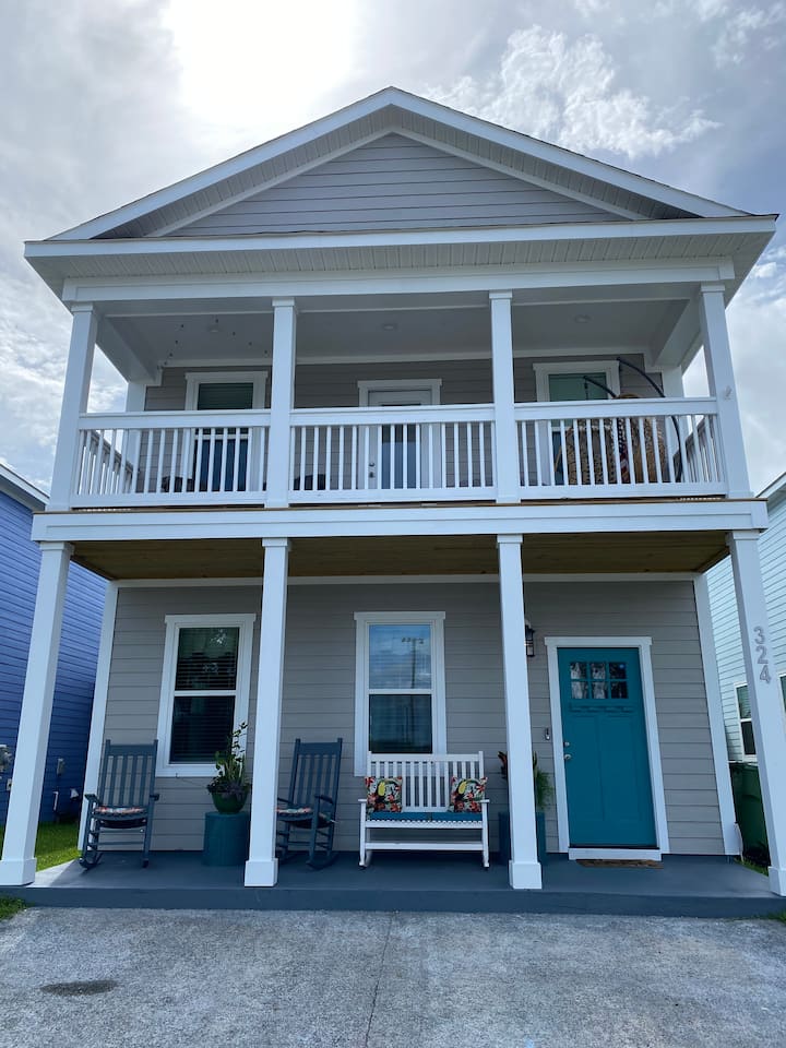 Downtown Coastal Craftsman Escape Close To Riverwalk, Amphitheater, Beaches!! - Wilmington, NC