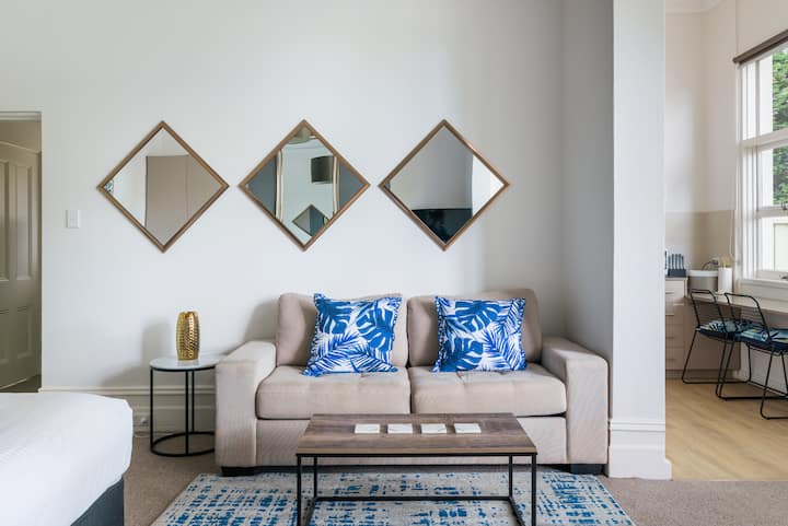 Sun Drenched Ground Floor Studio With Patio - North Sydney
