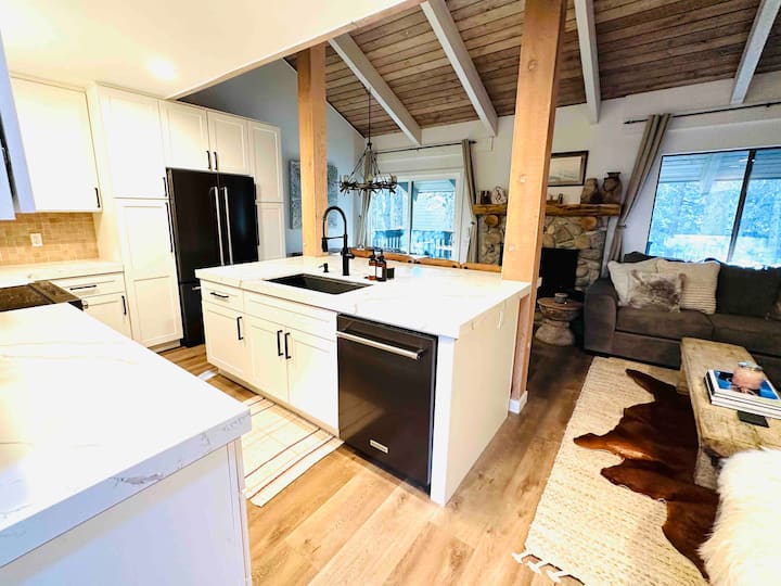 Immaculate 5-star Dog-friendly Remodeled Condo - Mammoth Lakes, CA