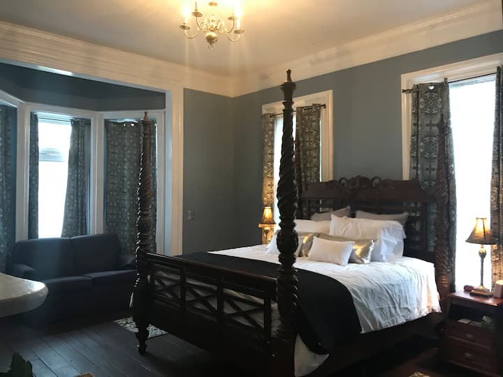 King Whirlpool Suite - Augusta, GA