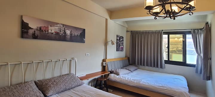 花蓮火車站前藝文空間-晨曦雙大床2~4人套房,獨立觀景陽台有遠山街景,煦陽舒適的花蓮生活。 - 花蓮市