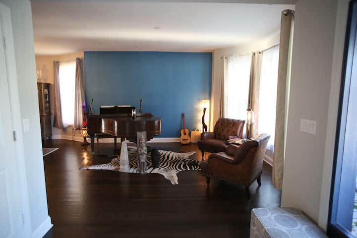 Luxury In Logan Square - The Pasadena Room - Chicago, IL