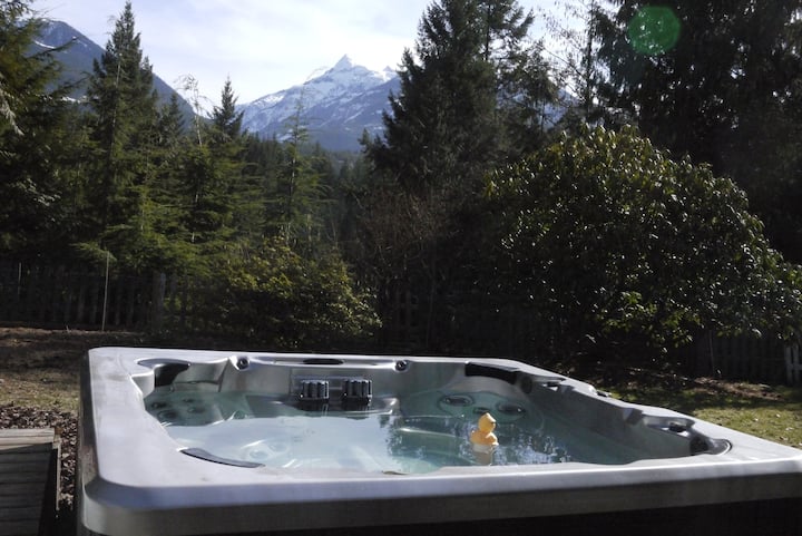 Cozy Mountain Retreat  - 1 Bedroom Suite & Hot Tub - Squamish
