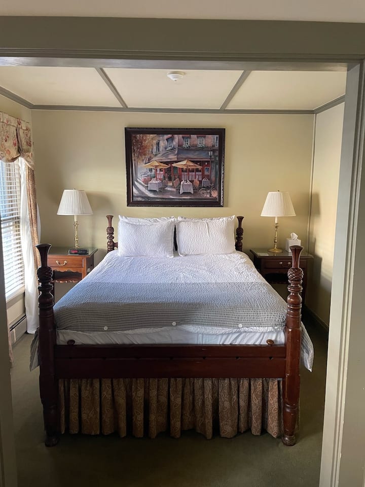 Superior Luxury Queen Room - The Inn At Montpelier - Montpelier, VT