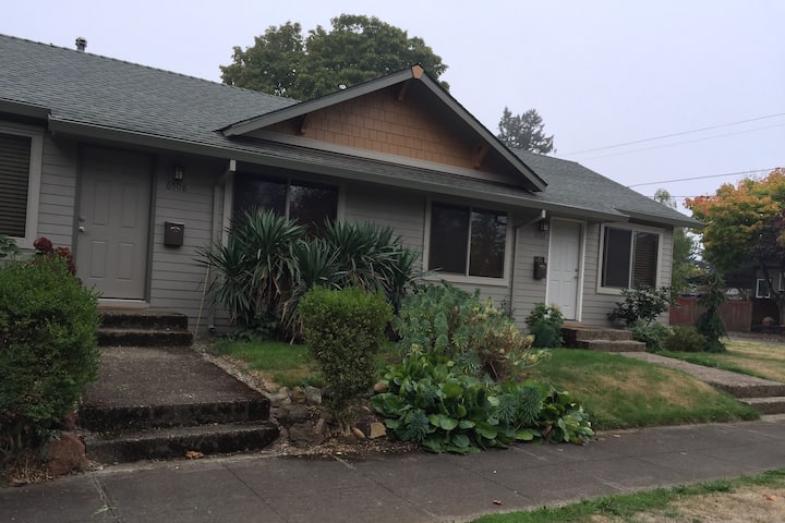Mid-century Woodstock Duplex - Happy Valley, OR