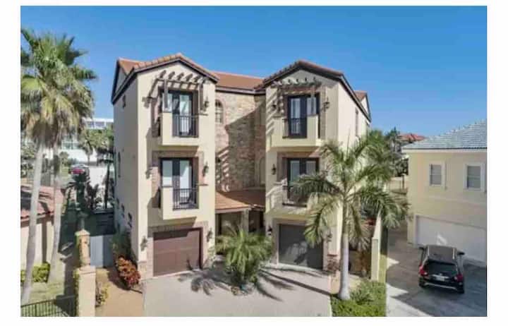 Spacious 4bed/6 Bath 100 Yards From Beach - South Padre Island