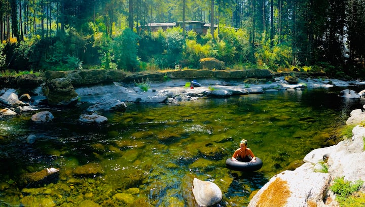Riverfront Gem: Jacuzzi, Sauna & Wrap-around Deck! - Washington