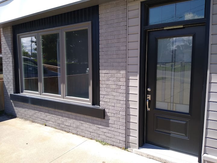 Bright & Spacious, Main Floor Apartment - Niagara-on-the-Lake